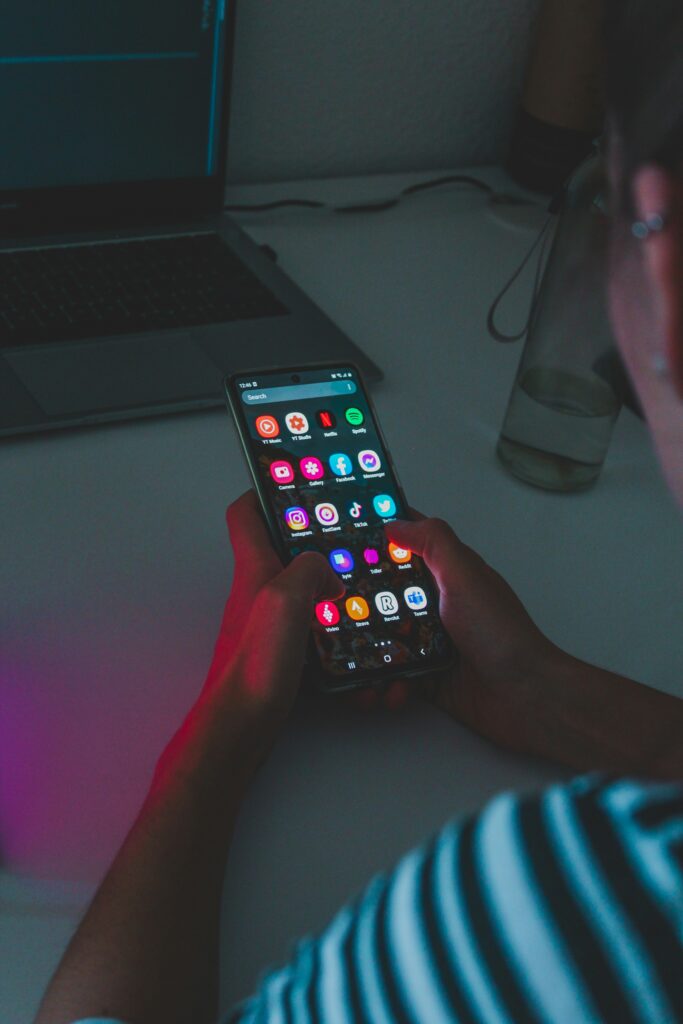 The Secret of Viral Headlines – Why Do We Click on Them?